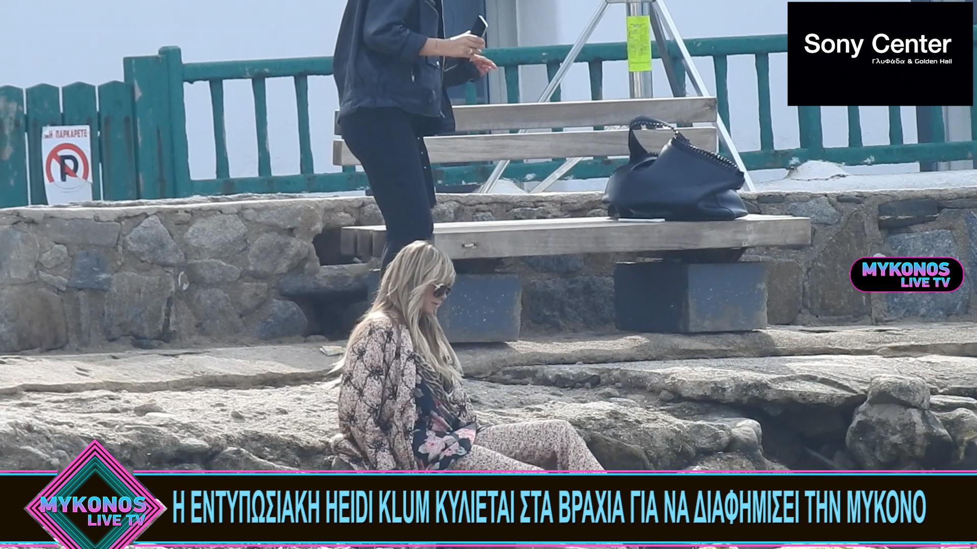Η ΕΝΤΥΠΩΣΙΑΚΗ HEIDI KLUM ΚΥΛΙΕΤΑΙ ΣΤΑ ΒΡΑΧΙΑ ΓΙΑ ΝΑ ΔΙΑΦΗΜΙΣΕΙ ΤΗΝ ...