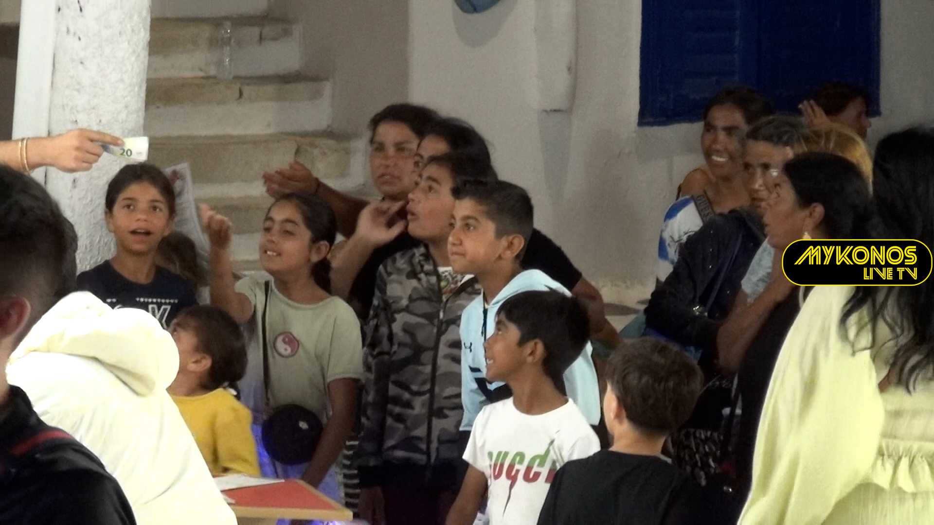 ΛΕΦΤΑ ΣΕ ΑΝΗΛΙΚΟΥΣ ΡΟΜΑ ΜΟΙΡΑΣΕ ΖΕΥΓΑΡΙ ΤΟΥΡΙΣΤΩΝ ΣΤΗΝ ΜΥΚΟΝΟ | Mykonos ...