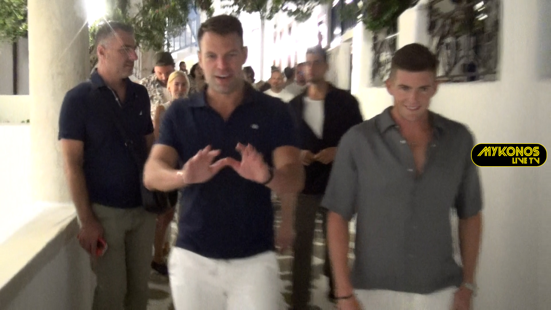 Η ΒΡΑΔΙΝΗ ΕΞΟΔΟΣ ΤΟΥ ΣΤΕΦΑΝΟΥ ΚΑΣΣΕΛΑΚΗ ΣΤΗΝ ΜΥΚΟΝΟ ΜΕ ΤΟΝ ΣΥΝΤΡΟΦΟ ΤΟΥ ...