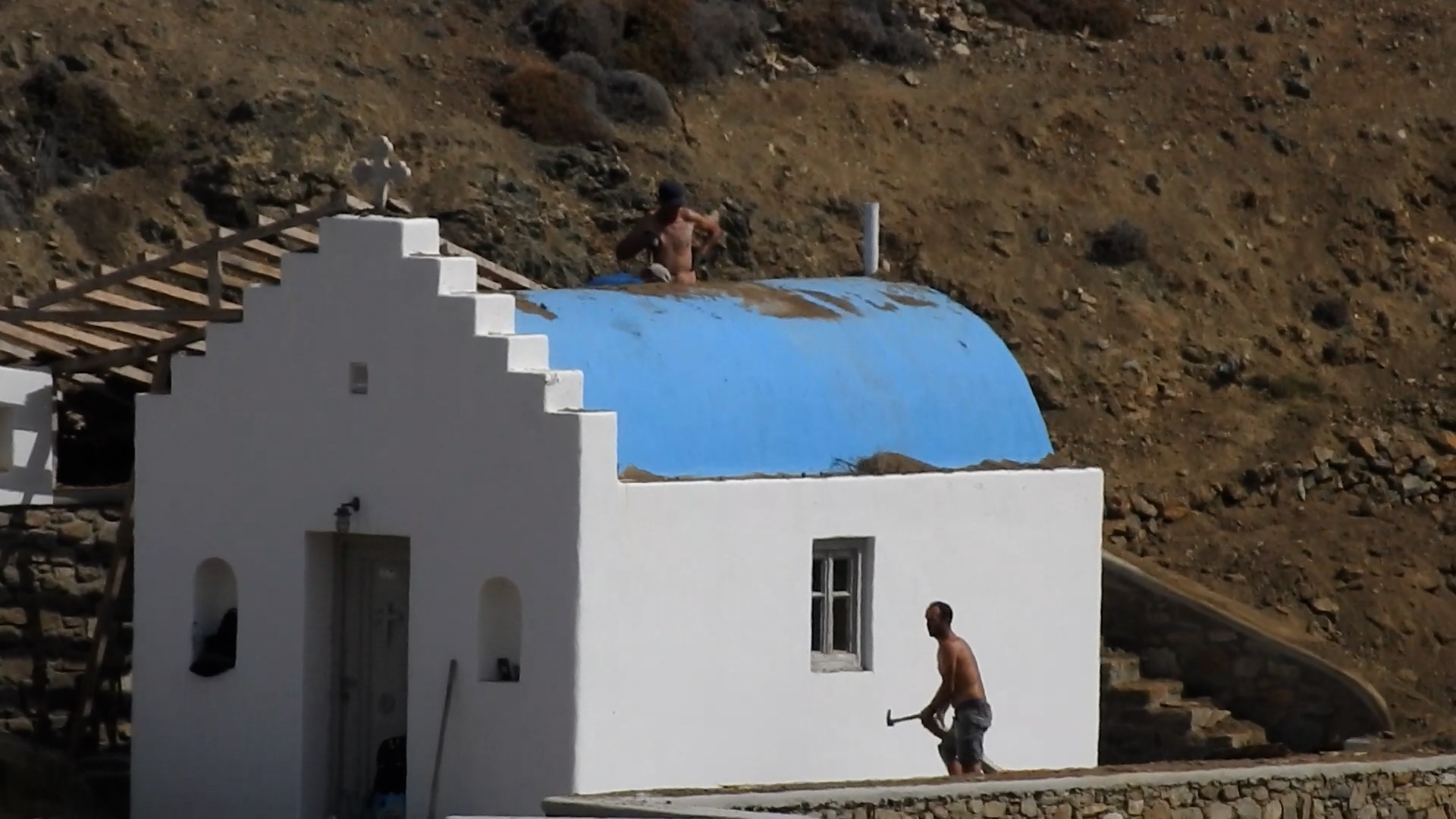 «ΑΝΑΣΤΗΘΗΚΕ» ΤΟ ΕΚΚΛΗΣΑΚΙ ΠΟΥ ΗΤΑΝ ΘΑΜΜΕΝΟ ΣΤΗΝ ΒΙΛΑ ΤΟΥ ΡΕΜΟΥ ΣΤΗΝ ...