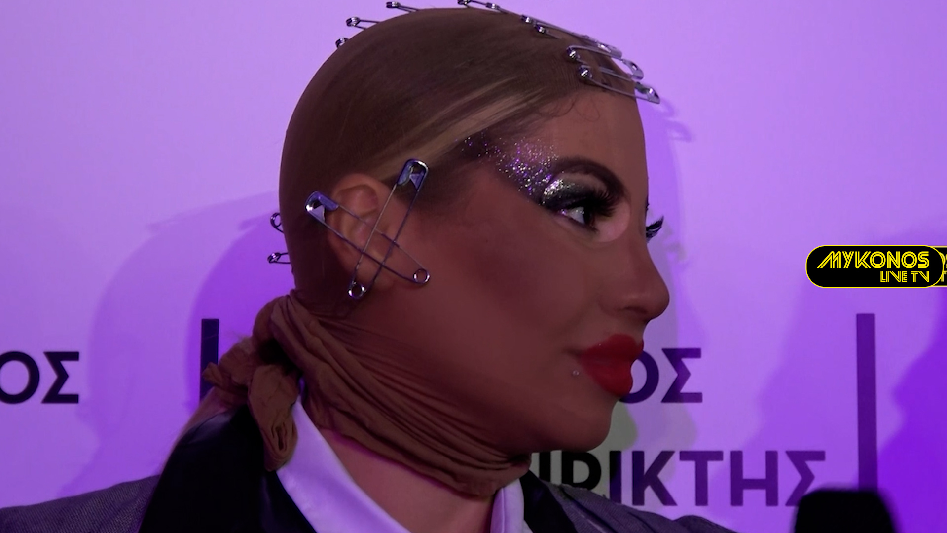 MADWALK: Η ΕΞΤΡΗΜ ΕΜΦΑΝΙΣΗ ΜΕ ΚΑΛΣΟΝ ΣΤΟ ΚΕΦΑΛΙ! | Mykonos Live TV